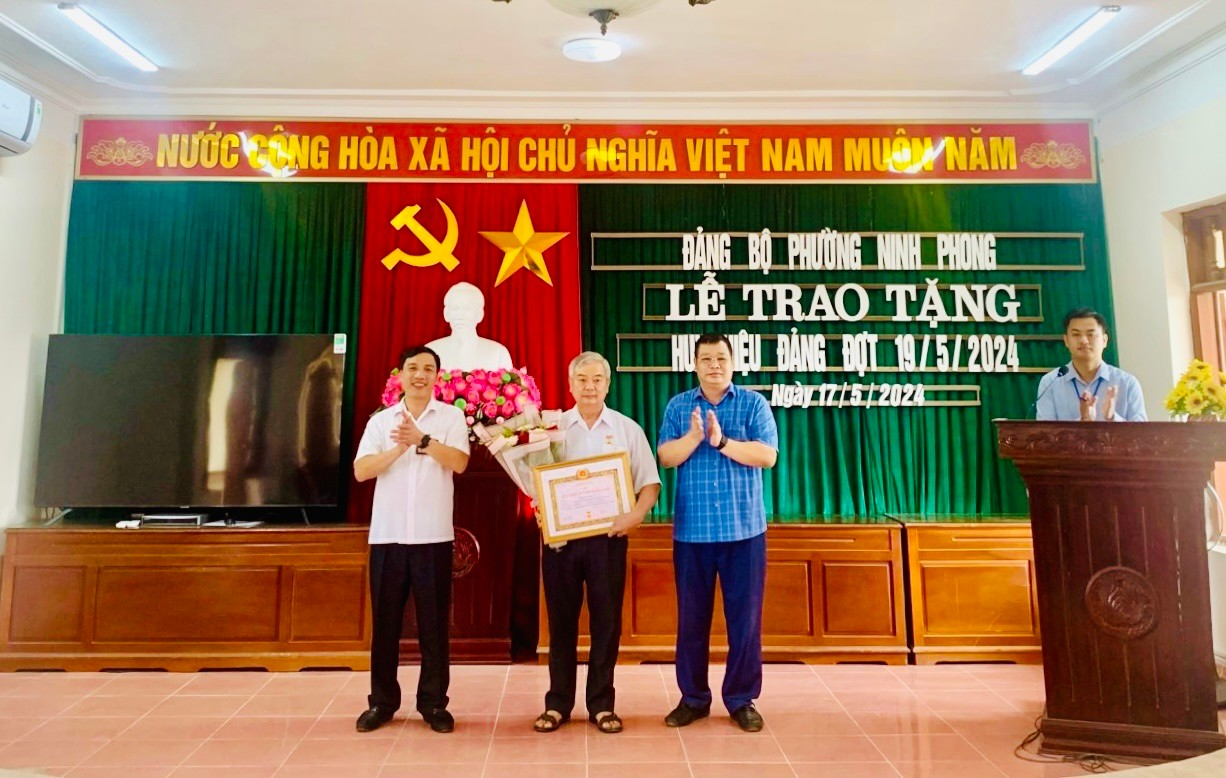 Đảng ủy phường Ninh Phong tổ chức Lễ trao Huy hiệu Đảng đợt 19/5